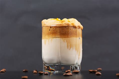 달고나 커피 아이스 한국산 트렌치 푹신한 크리미 휘핑 인스턴트 커피 0명에 대한 스톡 사진 및 기타 이미지 0명 갈색