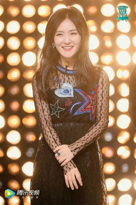 謝娜發文：「自拍的時候被拍」？網友 感覺娜姐是在拍傑哥！ 每日頭條