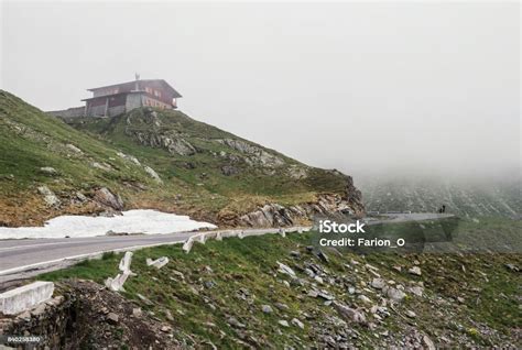 산 풍경 마운트 및 Carpathians 루마니아에서 높은 바위 Fagaras 산에 유명한 Transfagarasan도로 위에