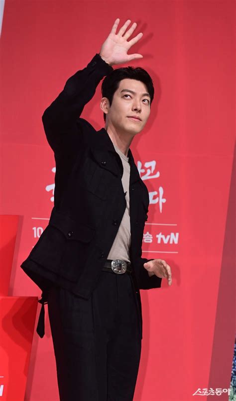 김우빈 태양을 피하고 싶어 포토