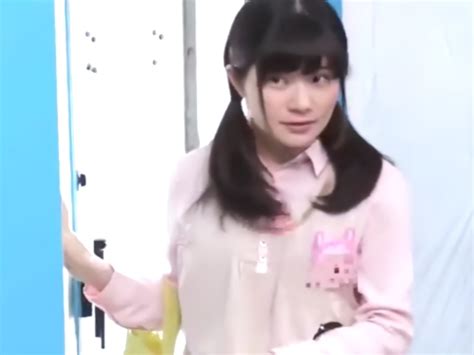 【mm号】「あぁぁl出ちゃう！」ツインテールで幼い見た目の保育士さん！プチ三角木馬に跨ったロリ娘が振動の刺激で潮吹き！ 無料エロ動画まとめ