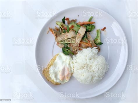 저 튀긴 바삭한 돼지고기 볶은 칠리 페이스트와 혼합된 야채 바 질 양배추의 일종 브로콜리 당근 빨간 고추 흰색 배경에 흰색