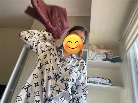 团扇 On Twitter 好无聊，躺在床上看她收拾房间已经2小时了，又饿又困，摸一摸还要被揍