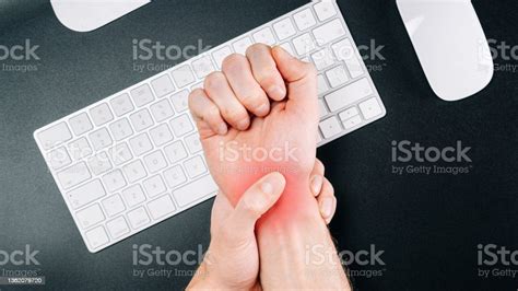 손목 관절 증후군 남자 부상 손목에 손 통증 관절염 사무실 증후군은 컴퓨터의 결과입니다 건강 관리 및 의료 개념 건강관리와