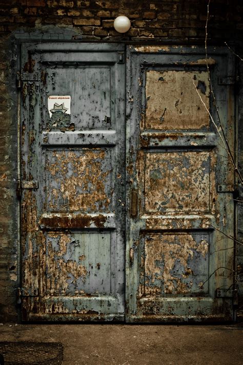 무료 이미지 목재 거리 집 조직 창문 늙은 골목 입구 색깔 페인트 정면 푸른 산업 벽돌 창고 마른 신전 유적 도시 지역 고대 역사