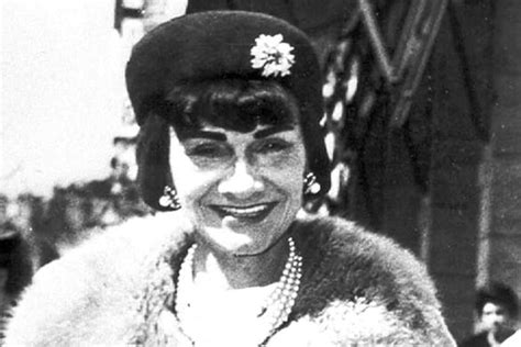 Coco Chanel En Manteau De Fourrure Et Chapeau