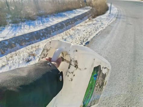 油桶散落高速公路行车道 民警除患保畅通澎湃号·政务澎湃新闻 The Paper