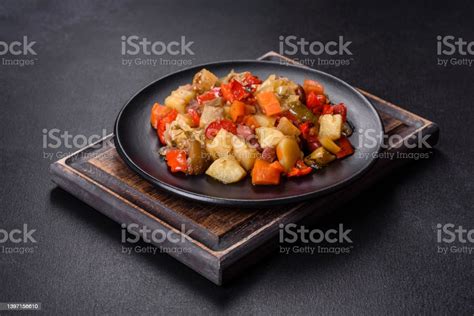 가지 토마토 달콤하고 뜨거운 고추 양파 당근 및 향신료를 접시에 넣은 야채 스튜 또는 라타투유 0명에 대한 스톡 사진 및 기타