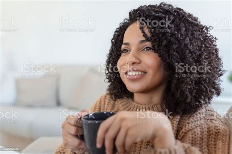 집에서 뜨거운 음료 한 잔 빈 공간을 가진 젊은 여성의 클로즈업 보기 사람 음료 및 레저 개념 집에서 차 또는 커피 한 잔을