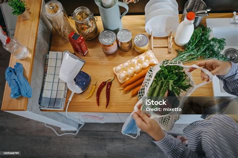 부엌에서 얼굴 마스크와 재사용 야채 쇼핑 백을 들고 여자 식료품에 대한 스톡 사진 및 기타 이미지 식료품 주방 조리대 짐