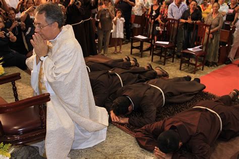 Vocação Sacerdotal Dom e Sacrifício do Amor Conversando Frei