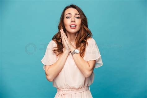 白种人高清图片 一个兴奋的美丽女孩穿着裙子的肖像 产品实拍免费下载格式626像素编号53991007 千图网