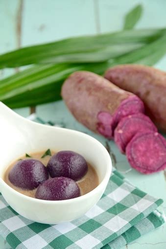 판단 야 자 설탕과 코코넛 밀크 소스를 가진 Kolak Candil 비 우 또는 자주색 고구마 찹쌀 공 0명에 대한 스톡 사진