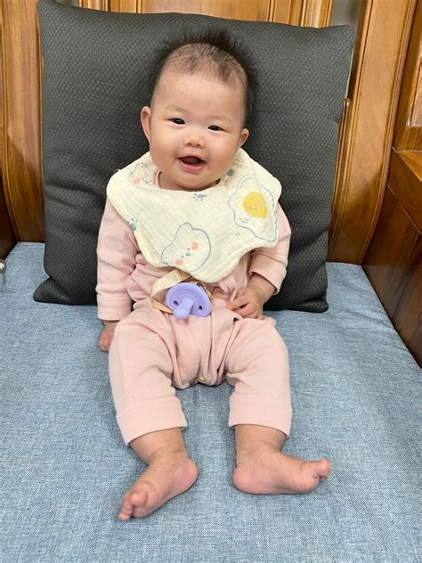最近喝奶一直在仰臥起坐 真的要抓不住 感覺可以放餐椅讓她自己喝了 發現會坐了 但頭還很重 還有有夠會流口水 翻身也快翻過去了 好好玩