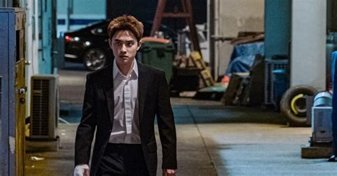 도경수 블랙 슈트 입은 모습 포착손에 붕대까지 감았다진검승부