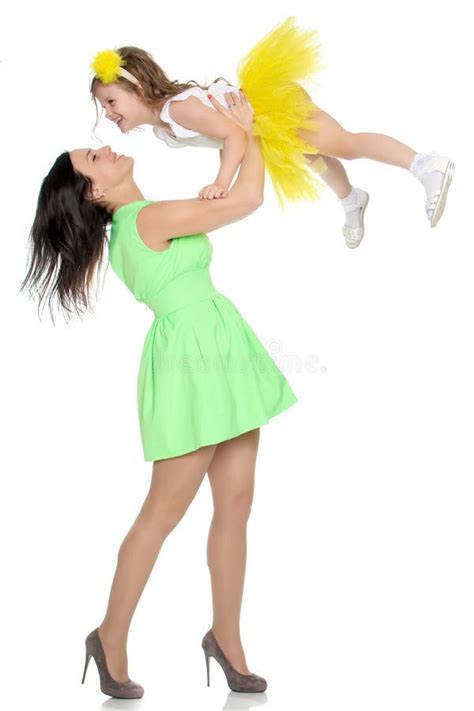 Madre Feliz Que Celebra A Una Hija Joven Foto De Archivo Imagen De Amor Hija