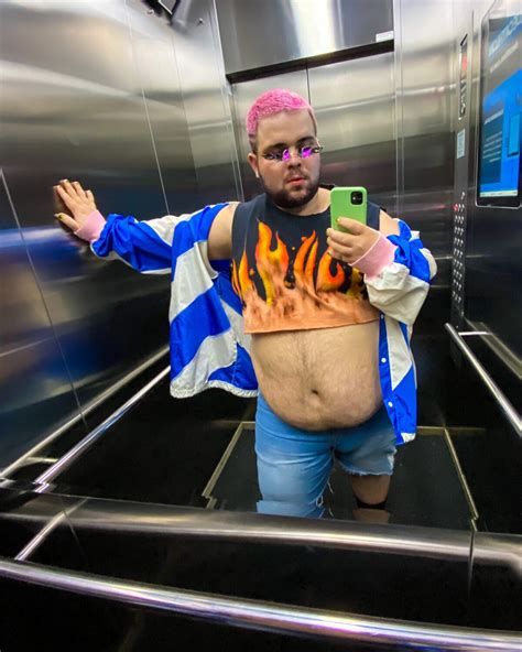 Foto Caio Revela De Cropped Foi O Próprio Influenciador Quem Pintou O Modelito Purepeople