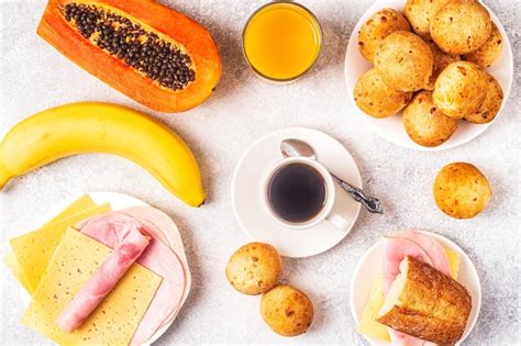Tradicional Café Da Manhã Brasileiro Pão De Queijo Café Fruta Madura