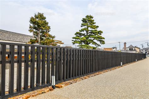 特別史跡新居関所柵と樹木の写真素材 FYI07958431 ストックフォトの Qlean Market