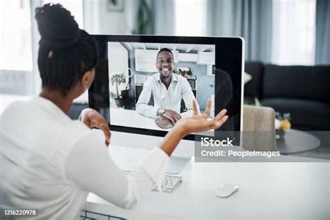 그녀의 사무실에 혼자 앉아 동료와 가상 회의를 갖는 인식 할 수없는 사업가의 샷 20 29세에 대한 스톡 사진 및 기타 이미지 20 29세 25 29세 2명 Istock