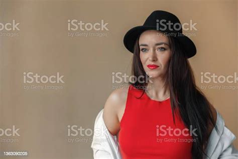 검은 모자와 흰색 셔츠에 빨간 립스틱을 가진 여성의 포터어는 어깨 위로 슬라이딩 30 34세에 대한 스톡 사진 및 기타 이미지