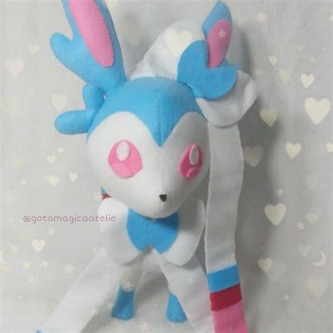Pelucia Pokemon Sylveon Shiny Eevee Evolução Feito á Mão Aprox 30 Cm