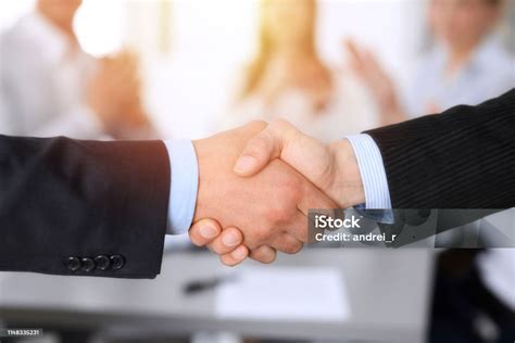 그들의 동료 박수 및 박수를 하는 동안 비즈니스 사람들은 회의에 손을 흔들어 현대 흰색 사무실에서 알 수 없는 사업가와 여자의