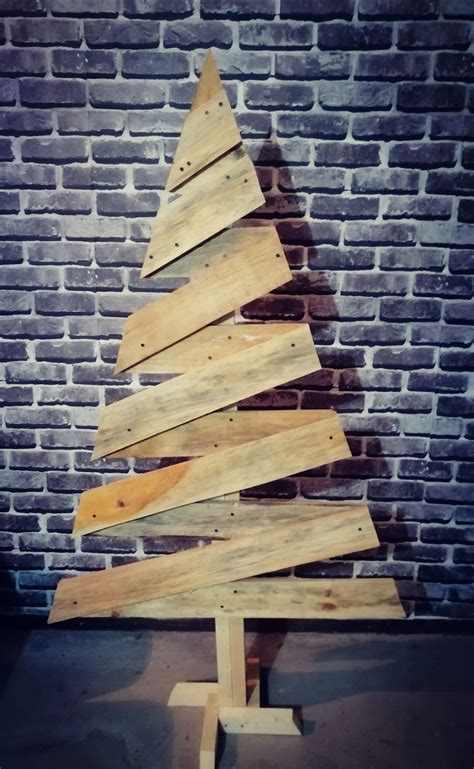 How To Build A Diy Pallet Christmas Tree Artofit