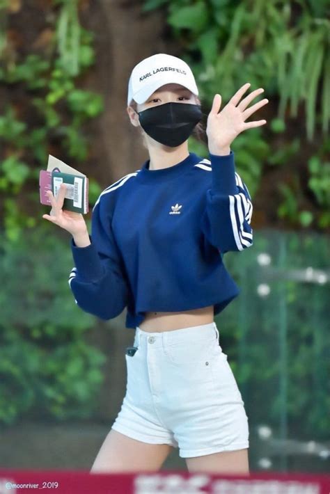 뉴스픽 김채원 손에 잡힐 듯한 한줌 허리 ‘눈길