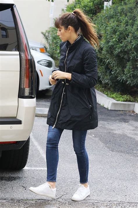 Jessica Biels New Skinny Jean Outfit Features A Fresh Styling Idea