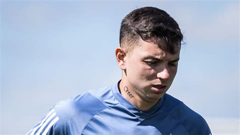 Álvaro Barreal treina na Toca 2 e pode voltar a ser opção para o Cruzeiro