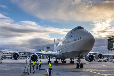 Eveniment grav pe Aeroportul Otopeni Un avion a fost avariat de bucăți