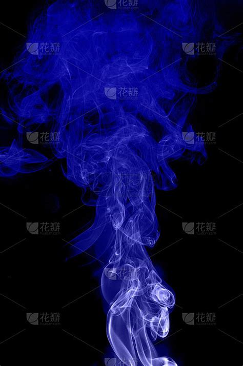 黑色背景上的蓝色烟雾
