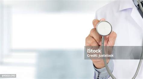 청진기를 가진 의사 열심히 일하는 의사 병원에서 남자 의사 개념 뭔가 성공 스마트 의료 및 복사 공간을 듣고 간호사에 대한 스톡