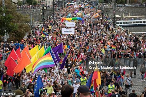 프라하 프라이드큰 게이 및 레즈비언 프라이드에에서 참여 하는 사람들 프라하에 대한 스톡 사진 및 기타 이미지 프라하 Pride Lgbtqi Event Gay
