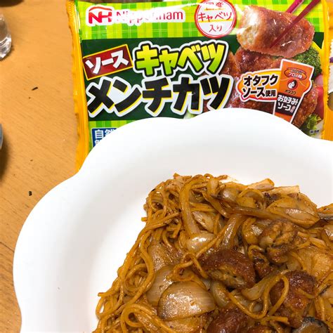 レシピ「キャベツメンチでナポリタン」ウインナーの代わりにキャベツメンチを入れました。アクセントになってナポリタンによくあいます。 冷凍食品の