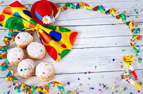 Krapfen 베를린 또는 나비 넥타이 파티 모자 깃발 색종이 도넛 Fasching에 대한 스톡 사진 및 기타 이미지 Fasching 도넛 사육제 Istock