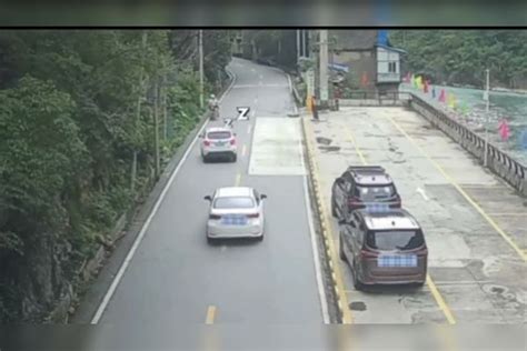 开车犯困，小车径直撞上摩托车