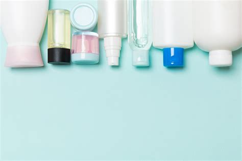 파란색 배경에 화장품 병의 상단보기 디자인 공간을 갖춘 스킨 케어 컨셉 개체 그룹에 대한 스톡 사진 및 기타 이미지 개체