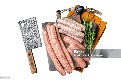 신선한 생 소시지를 섞는다 쇠고기 돼지고기 양고기 닭고기 다진 고기 소시지를 정육점 도마에 향신료와 함께 얹습니다 고립된 흰색