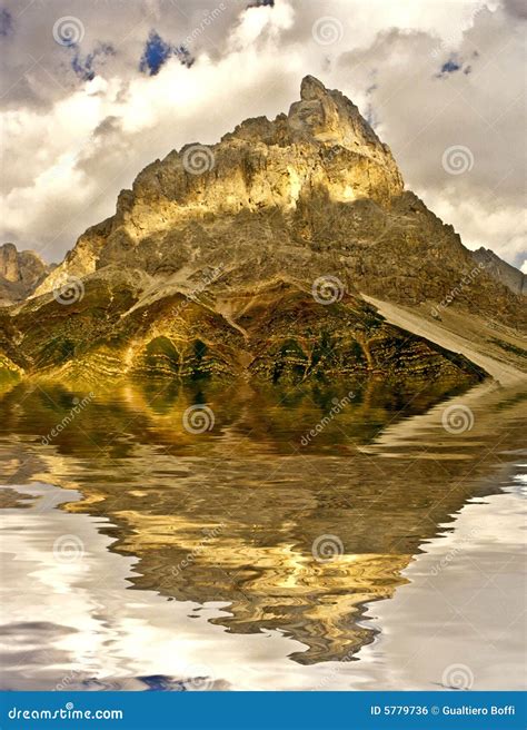Italiaanse alpenberg stock foto. Image of hooglanden, groen - 5779736