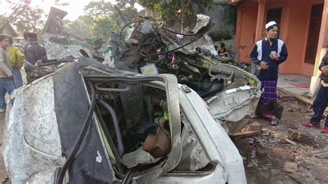 NGERINYA Tabrakan Maut Di Cianjur Kepala Truk Tronton Seperti Rempeyek