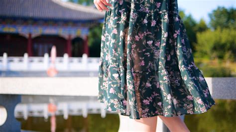黑人女孩在派对上手里拿着瓶装啤酒跳舞非洲女人玩得很开心视频特效素材 千库网