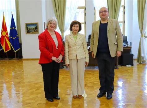 Средба на Сиљановска Давкова со претставници на Државен архив Блиска ми е логиката Архивот да