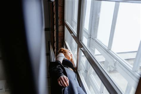가벼운 감정 감정을 상하게하다 감정적인 개인적인 걱정 걱정하는 건물 건축 고독 고민하는 고요한 고통 공상