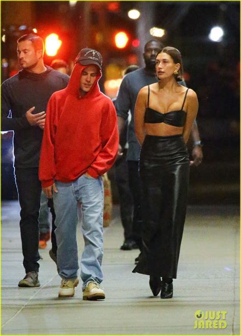 Photo Justin Bieber Goes Shirtless Walk With Hailey Bieber 04 Photo