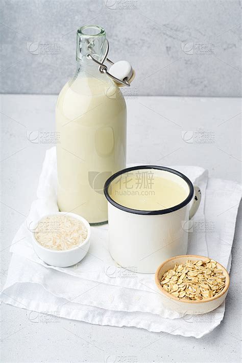 米奶和燕麦奶。富含蛋白质的素食饮料。健康的乳制品替代乳糖不耐症