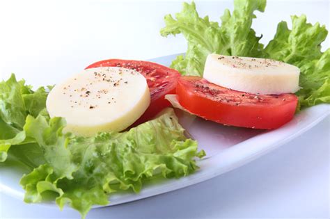 Bagian Dari Mozzarella Dengan Tomat Daun Selada Dan Balsamic Berpakaian