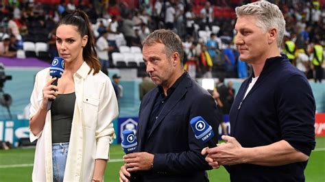 Wm 2022 Hansi Flick Von Fliegen Umschwärmt Kuriose Szene Im Live Tv