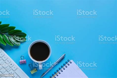 파란색 배경에 Office 공급 개념에 대 한 상위 뷰 키보드 노트북 펜 또는 개체입니다 0명에 대한 스톡 사진 및 기타 이미지